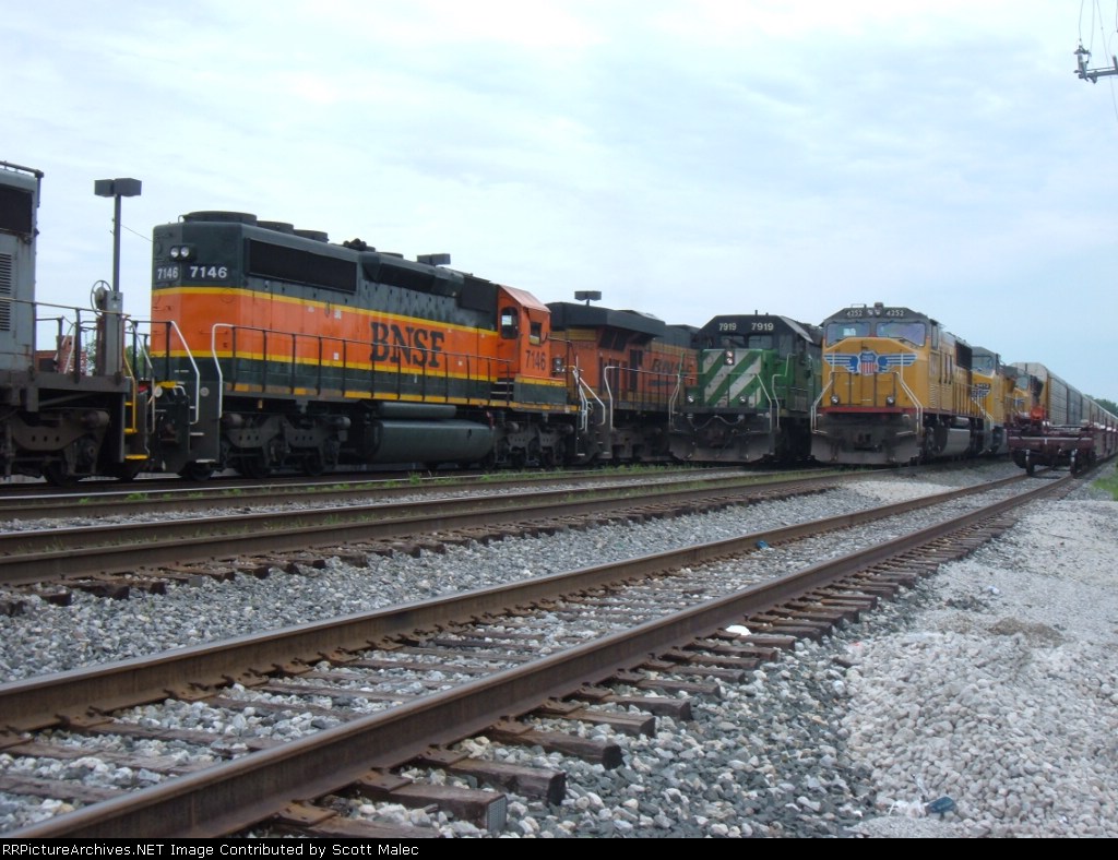 BNSF 7146, 7919 & UP 4252